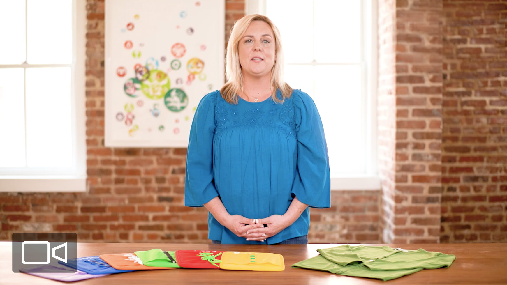 2-minute tutorial: How to teach your child to button clothes